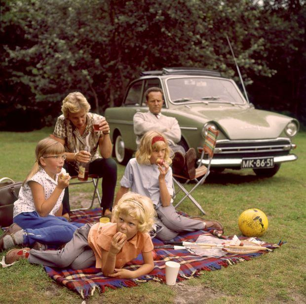 Dutch family having a picnic National Archief - boileau - boileau